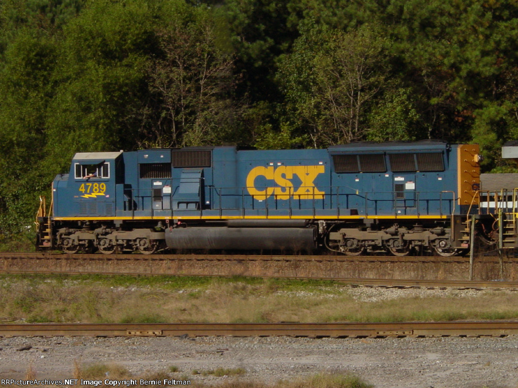 CSX SD70MAC #4789 eases around the curve to the north signal
